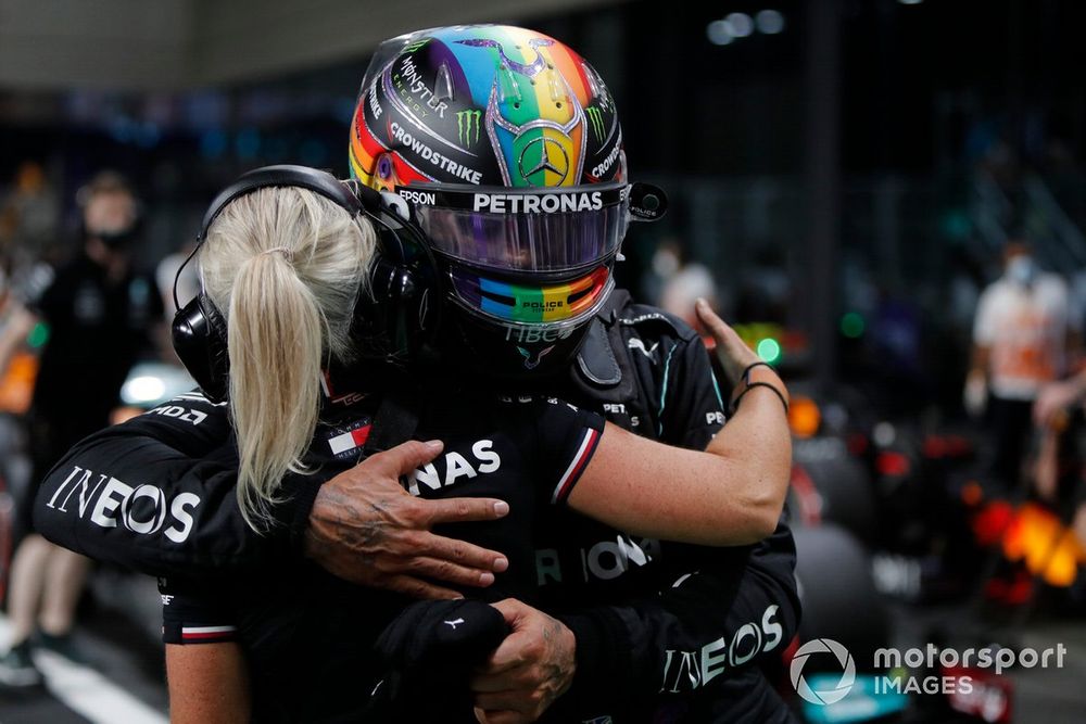 Hamilton: "Ferrari macerasına başlarken Angela'nın benimle olması harika"
