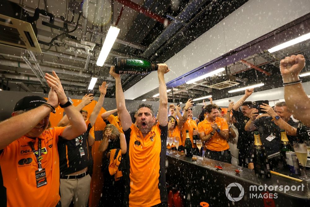 McLaren: "Pit yolundaki ilk garaja sahip olmak bile motive edici!"