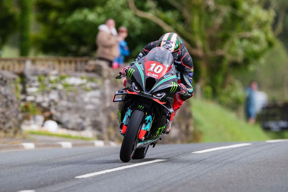 Isle of Man TT 2024: Todd gets maiden win in Superstock thriller from Hickman