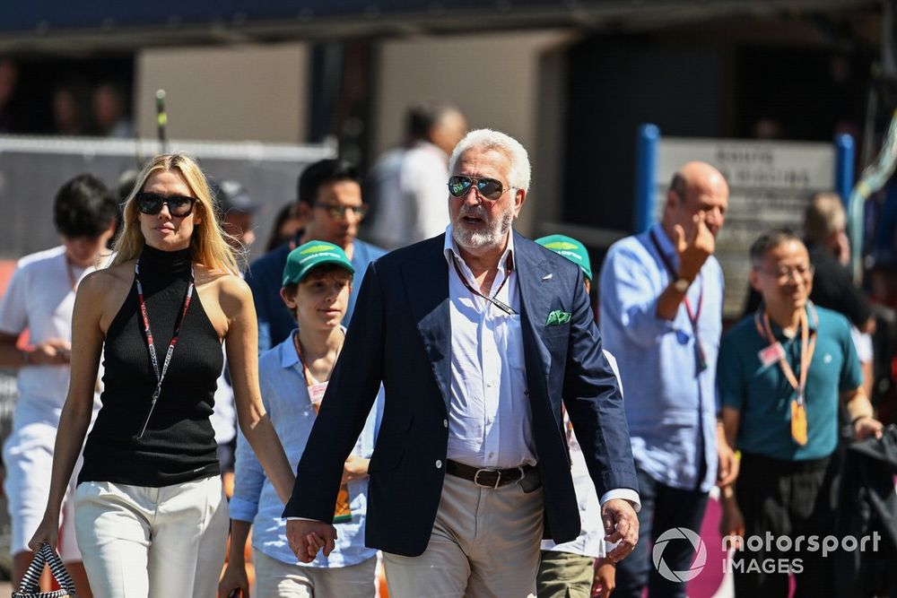 Superyacht Baru Lawrence Stroll Melintasi Kanal di Belanda