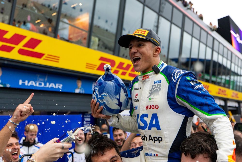 Hadjar neemt nieuwe trofee voor F1-podium Zandvoort in ontvangst