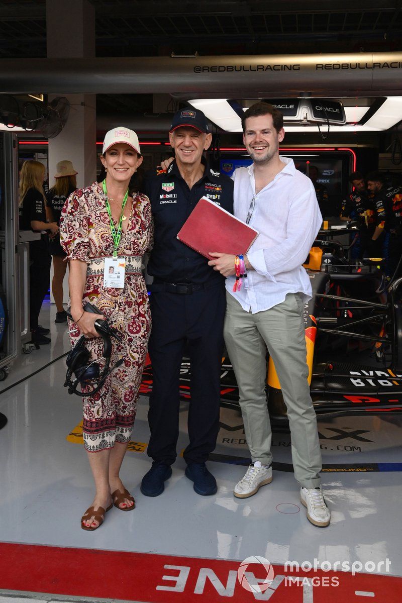 Newey tatilde, Ferrari ve Aston Martin ise hâlâ onu kadrolarına katmak ...